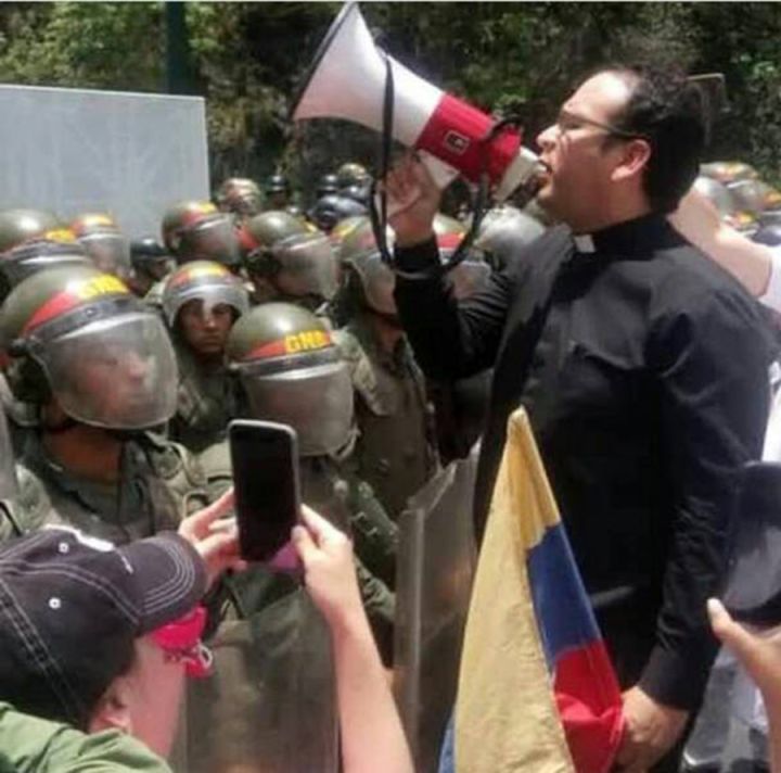 Curas metidos en política - Revista SIC