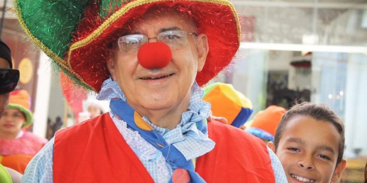El obispo que se disfraza de payaso para bendecir niños - Revista SIC